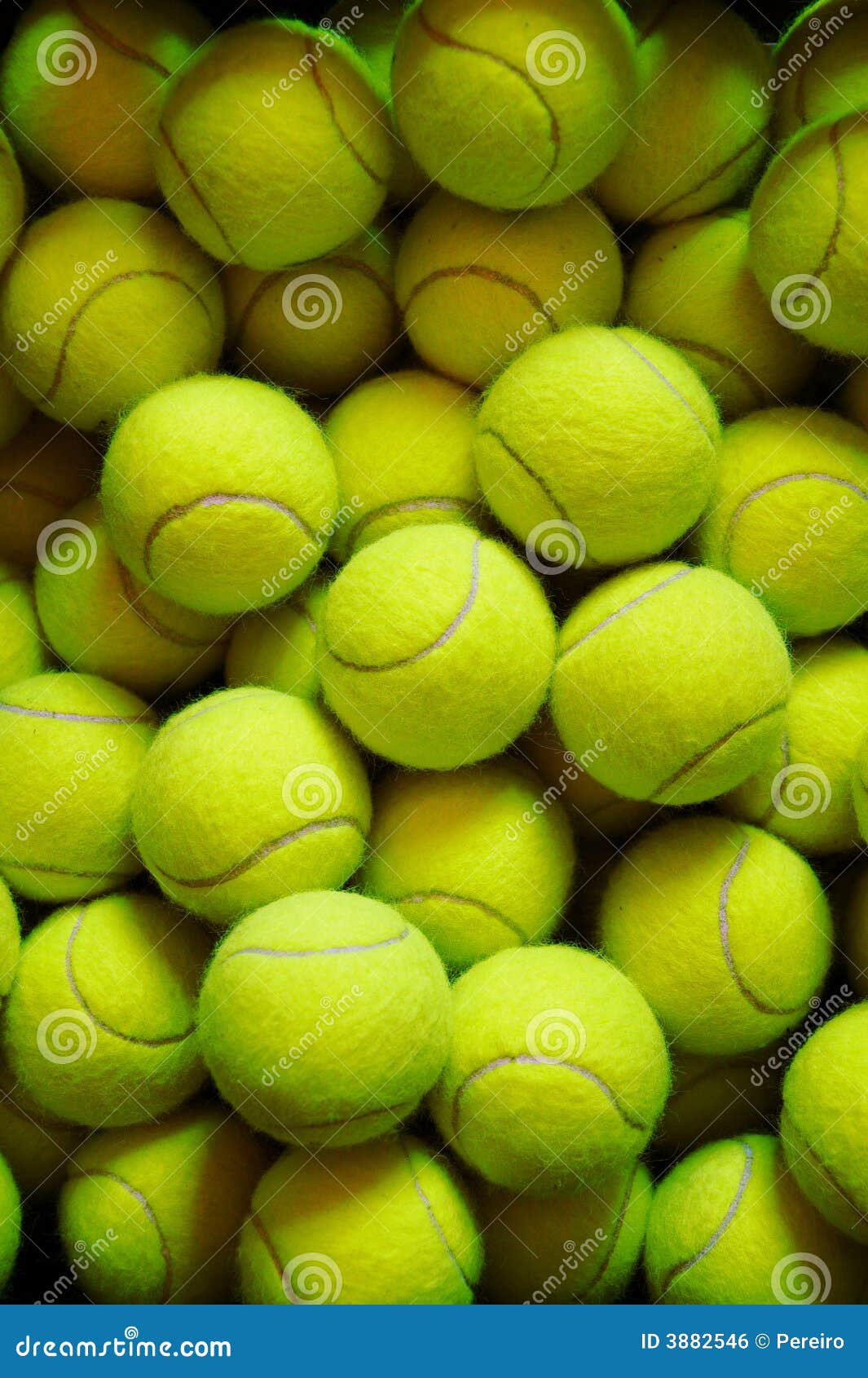 Muchas pelotas de tenis foto de archivo. Imagen de bolas - 3882546