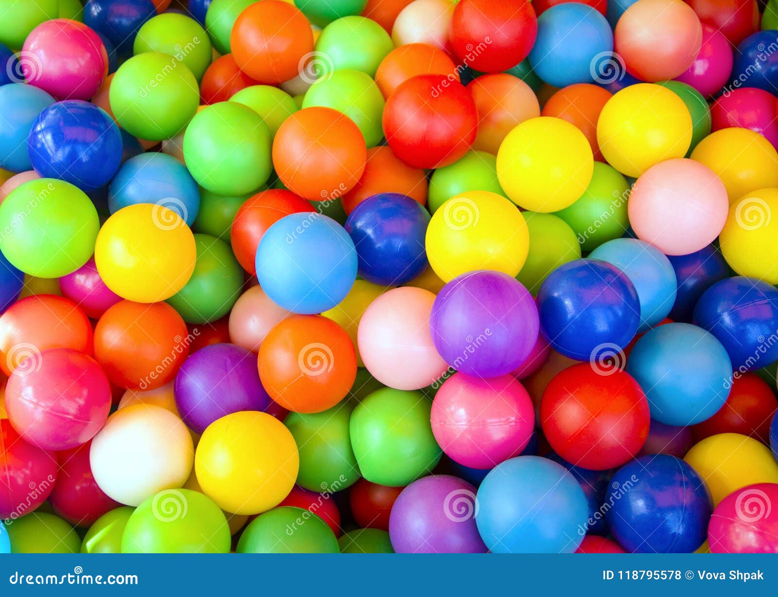 Muchas Pequeñas Diversas Bolas Coloreadas Foto de archivo - Imagen de ...