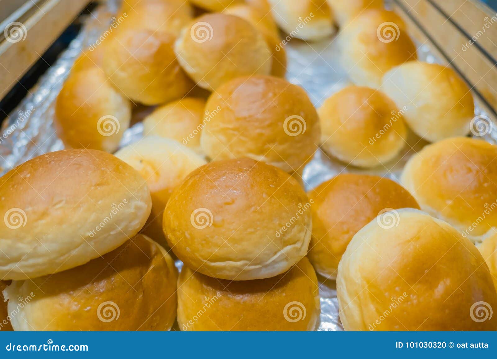 Mucho Rollo De Pan Puesto En Bandeja De Madera Foto de archivo - Imagen ...