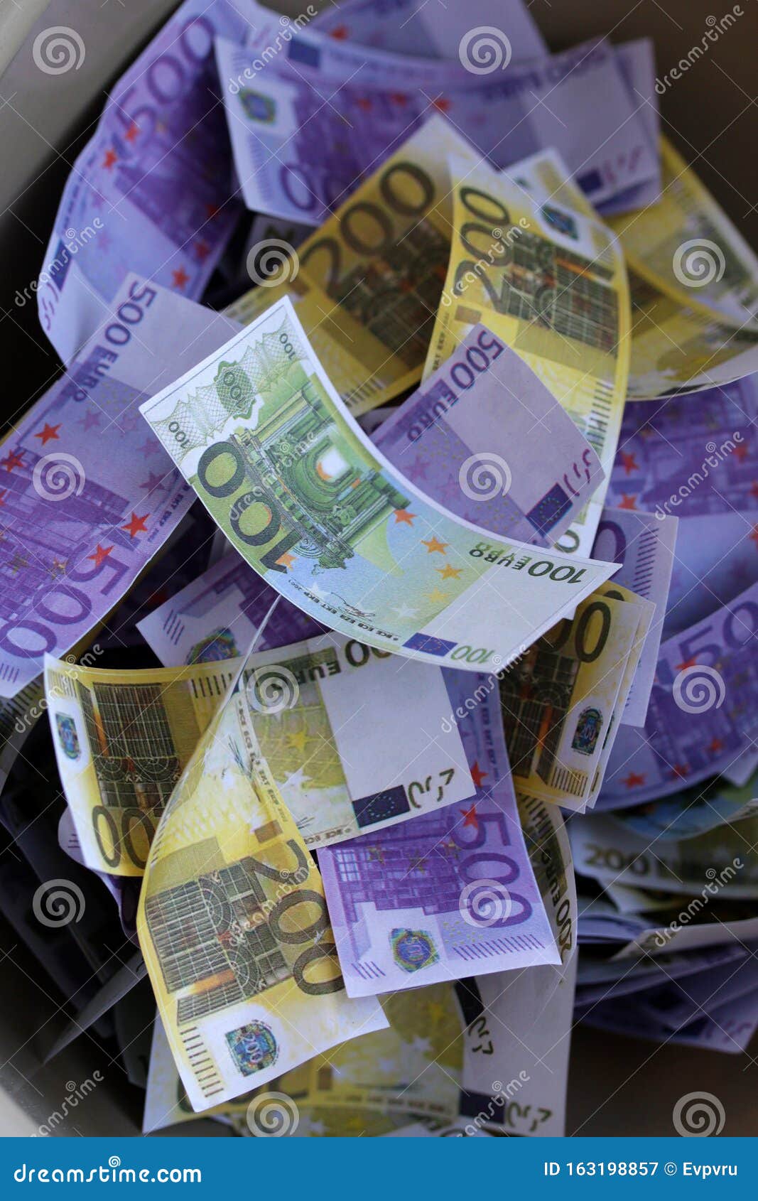 Muchos Billetes En Euros En Papel Imagen de archivo - Imagen de billete ...