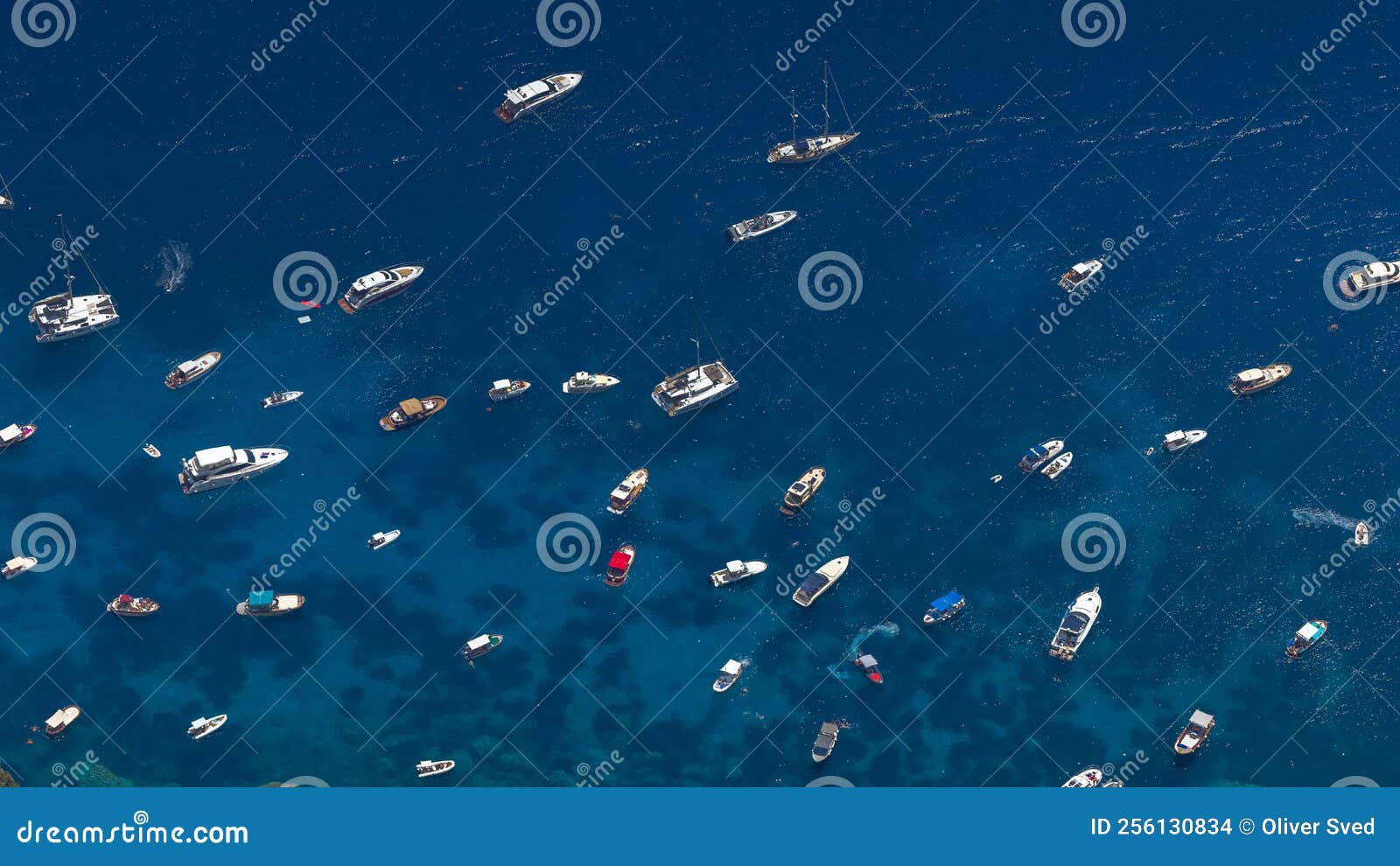 Muchos Botes En El Barco Azul Foto de archivo - Imagen de embarcadero ...