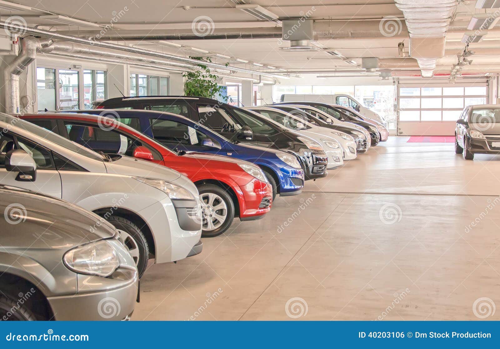 Muchos coches. foto de archivo. Imagen de nuevo, detalle - 40203106