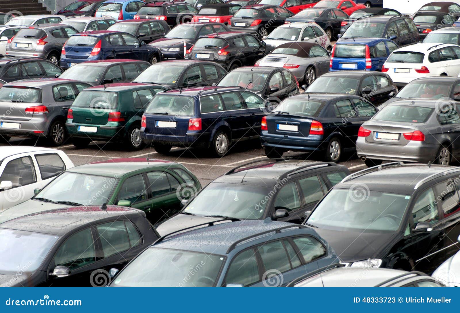 Muchos Coches En Un Estacionamiento Imagen de archivo - Imagen de ...