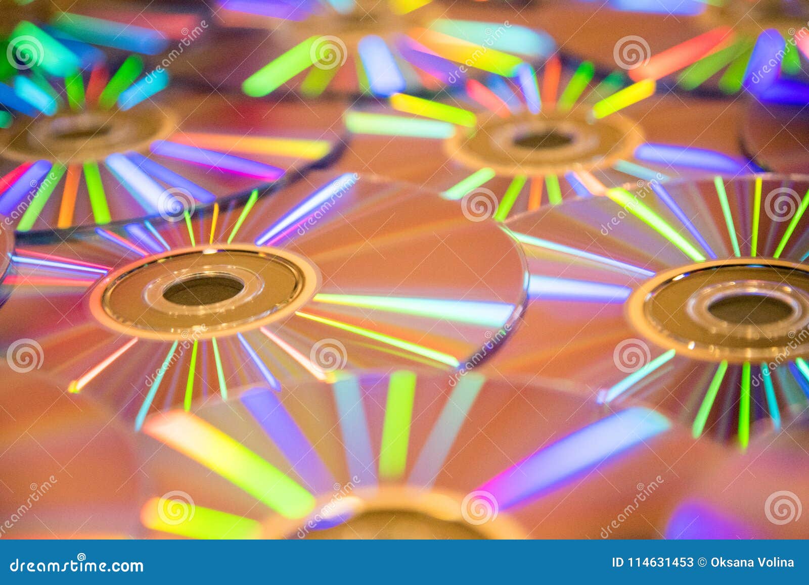 Muchos Compact-disc Musicales Con Un Espectro Del Arco Iris De Colores ...