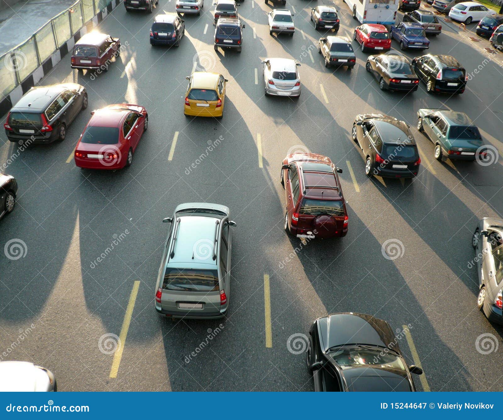 Muchos Del Coche En La Calle Imagen de archivo - Imagen de foto, color ...