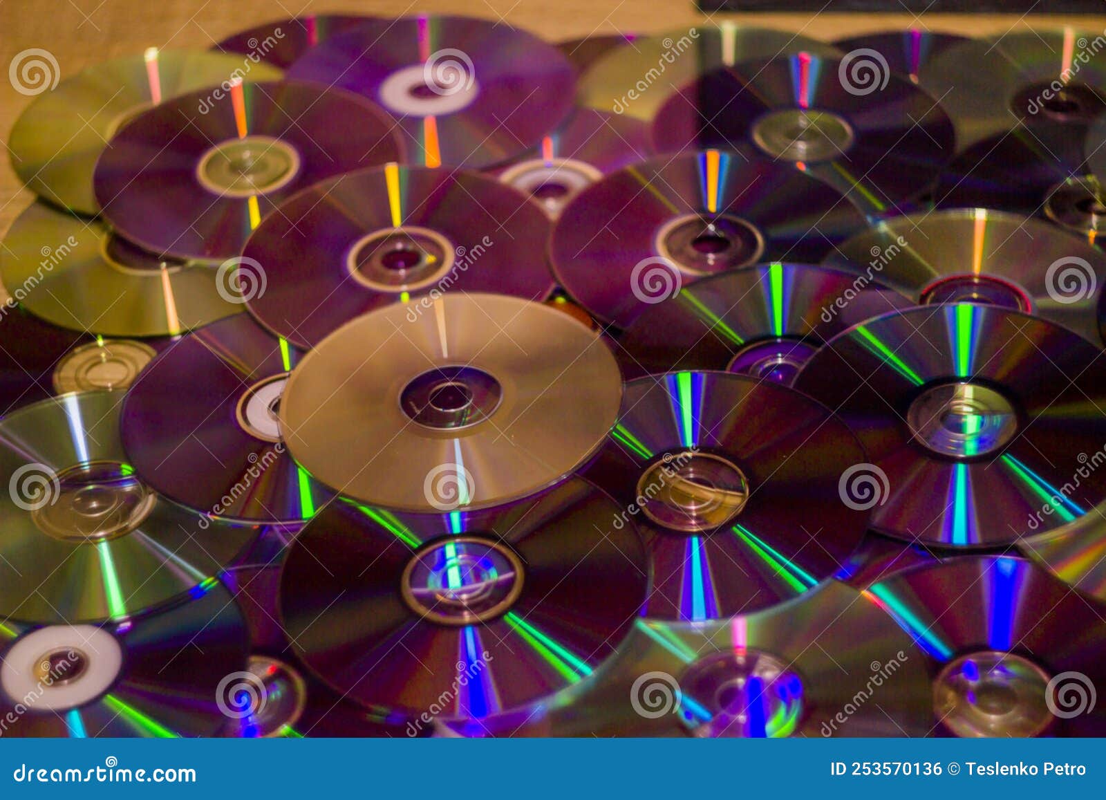 Muchos discos compactos foto de archivo. Imagen de brillante - 253570136