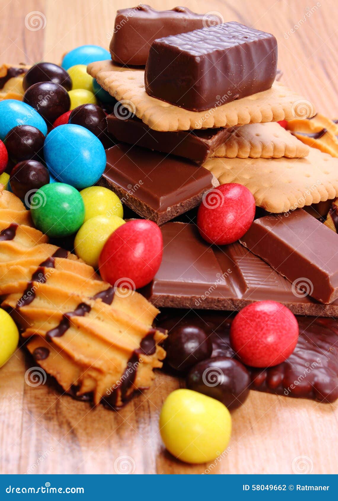 Muchos Dulces En La Superficie De Madera, Comida Malsana Foto de ...