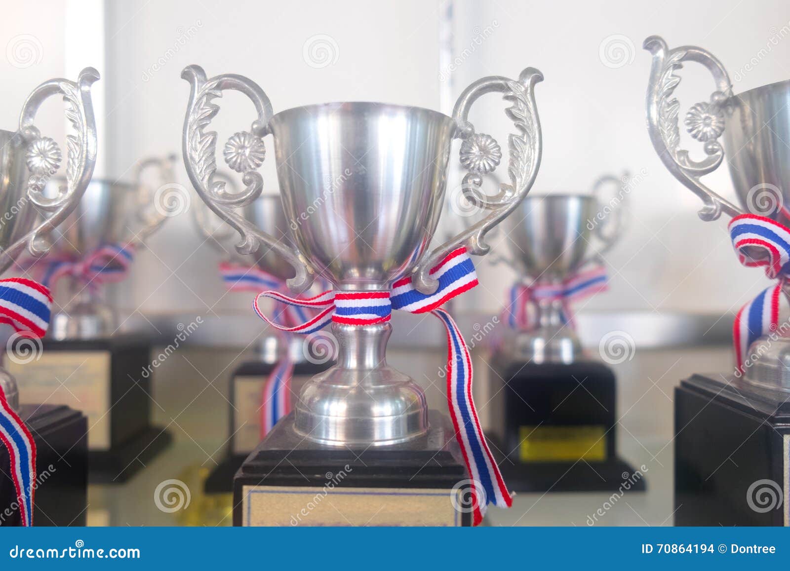 Muchos Trofeos De Plata Brillantes Foto de archivo - Imagen de élite ...