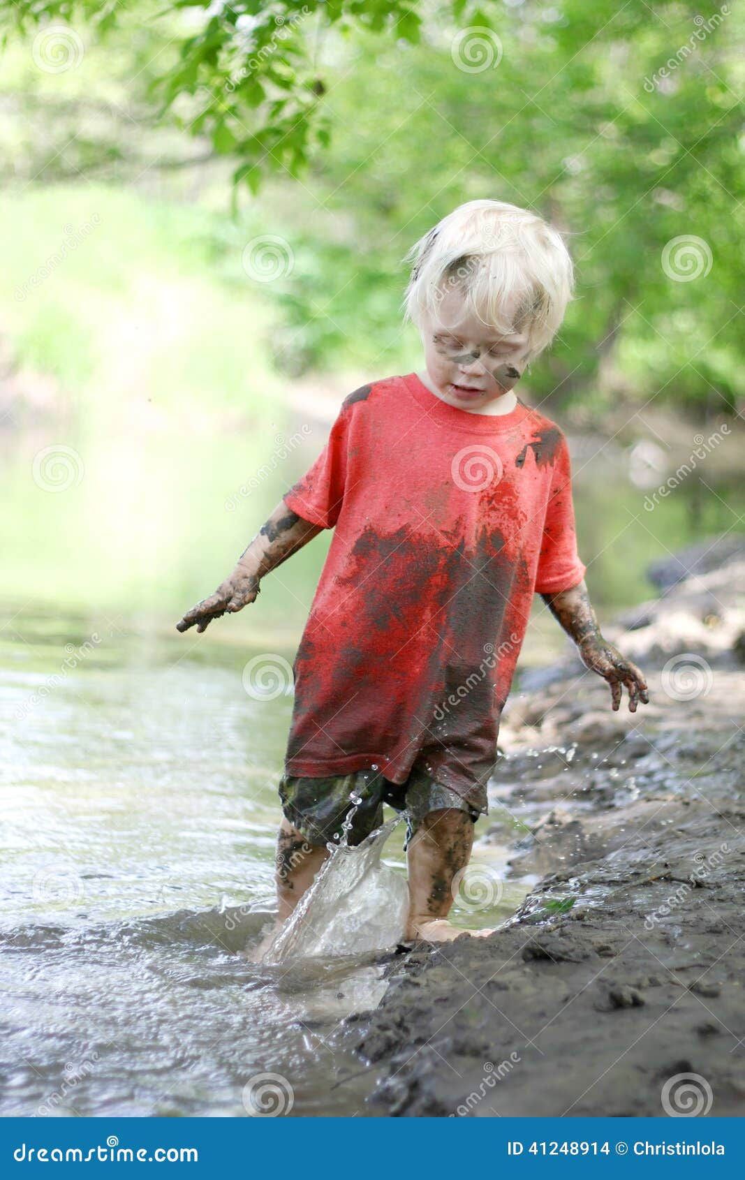 Muddy Little Boy Playing Outside in De Rivier Stock Foto - Image of ...