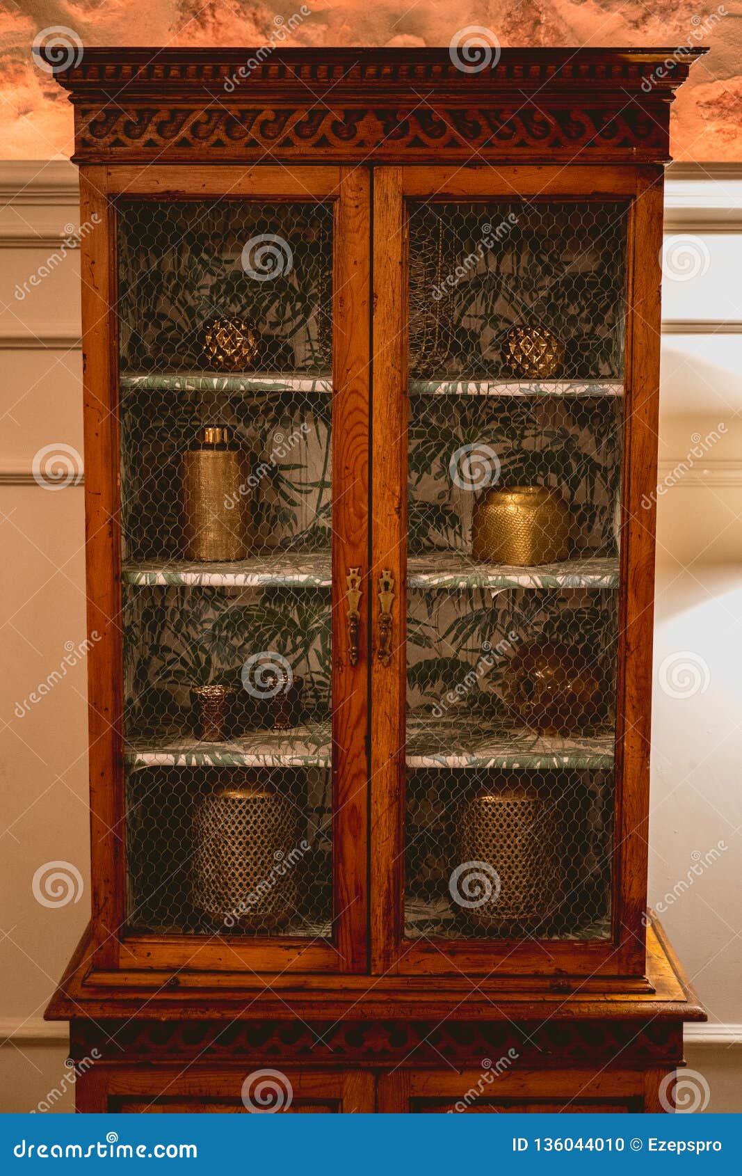 Muebles De Madera Antiguos Con Los Objetos De Bronce Dentro Foto de ...