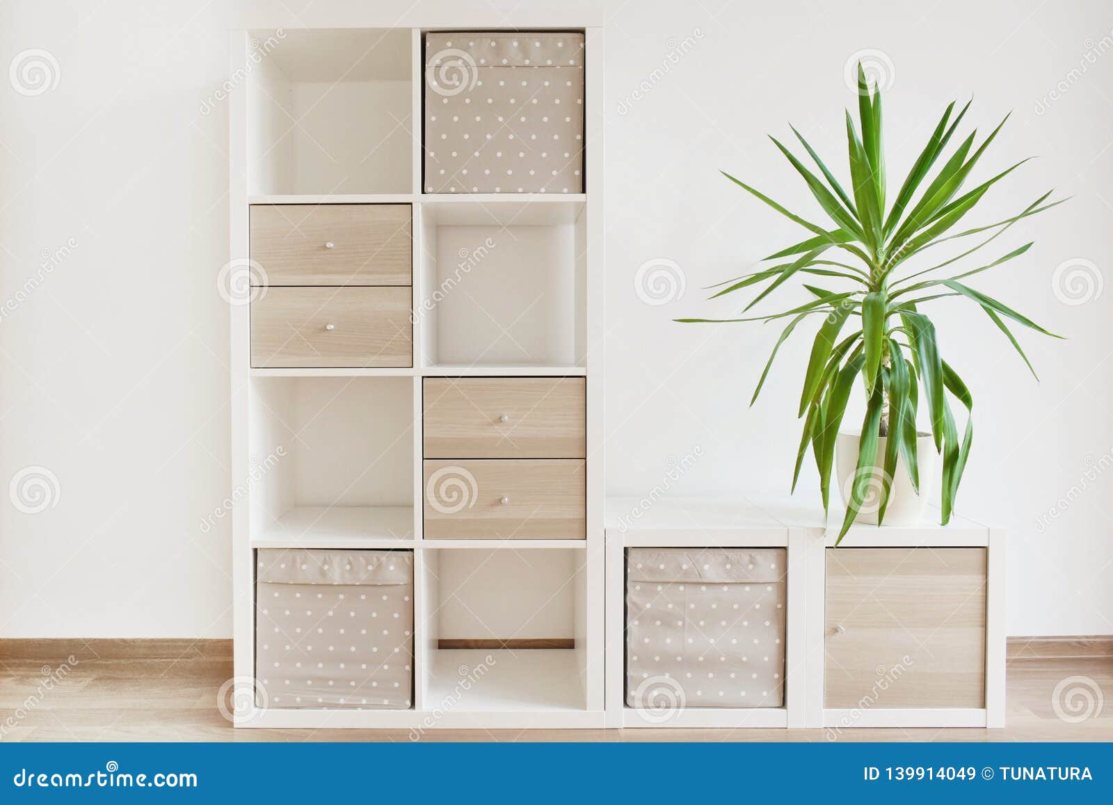 Muebles Modernos, Estantes Blancos Imagen de archivo - Imagen de vivir ...