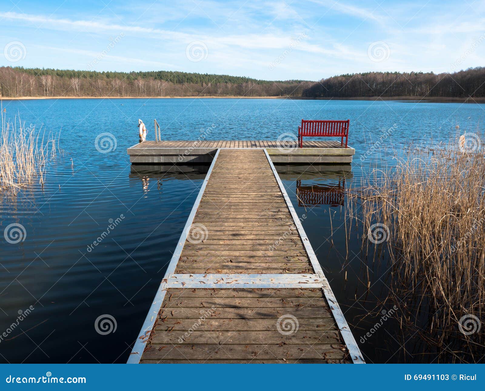 Muelle Con El Banco En El Lago Imagen de archivo - Imagen de resto ...
