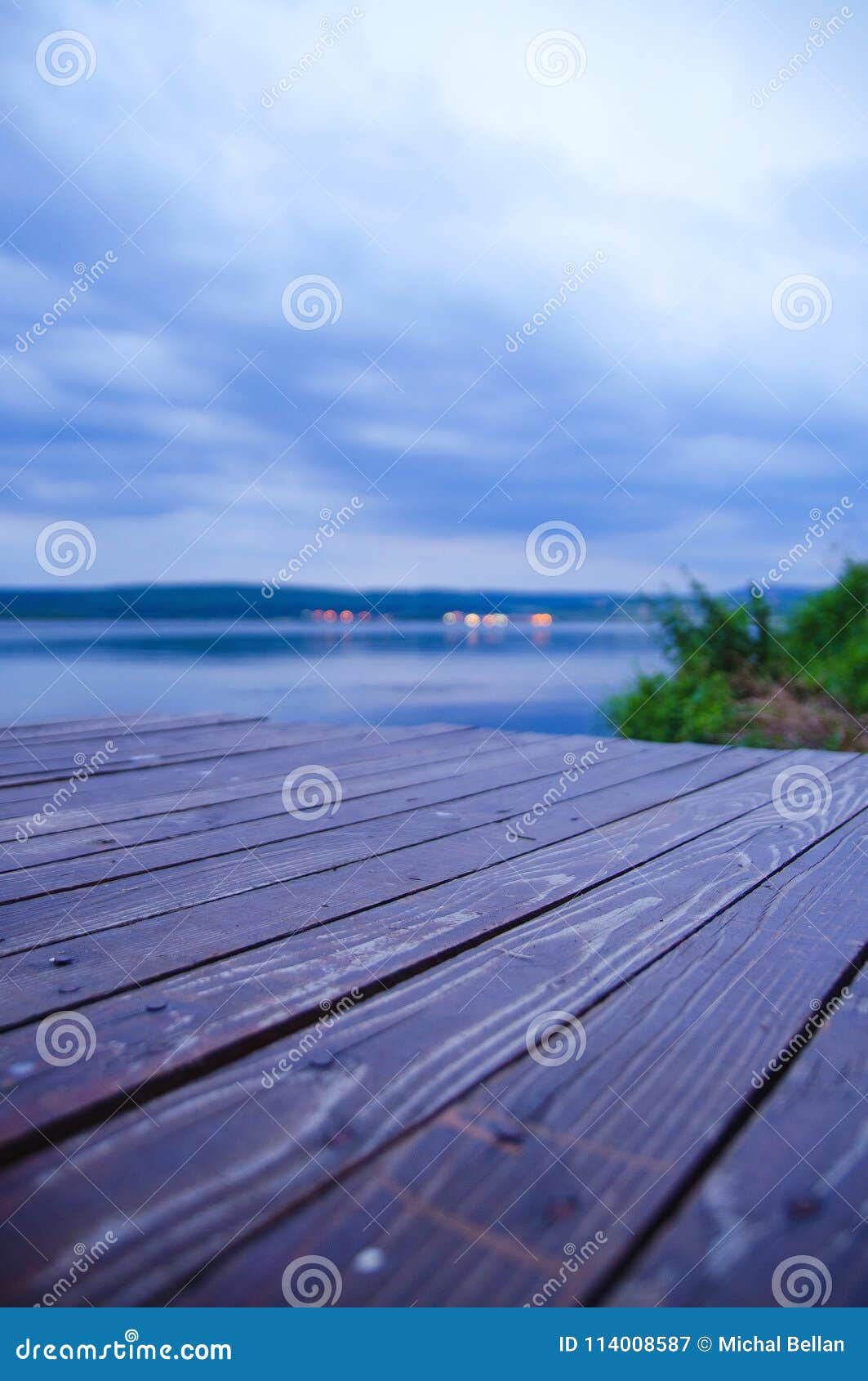Muelle De Madera En El Lago Imagen de archivo - Imagen de travieso ...