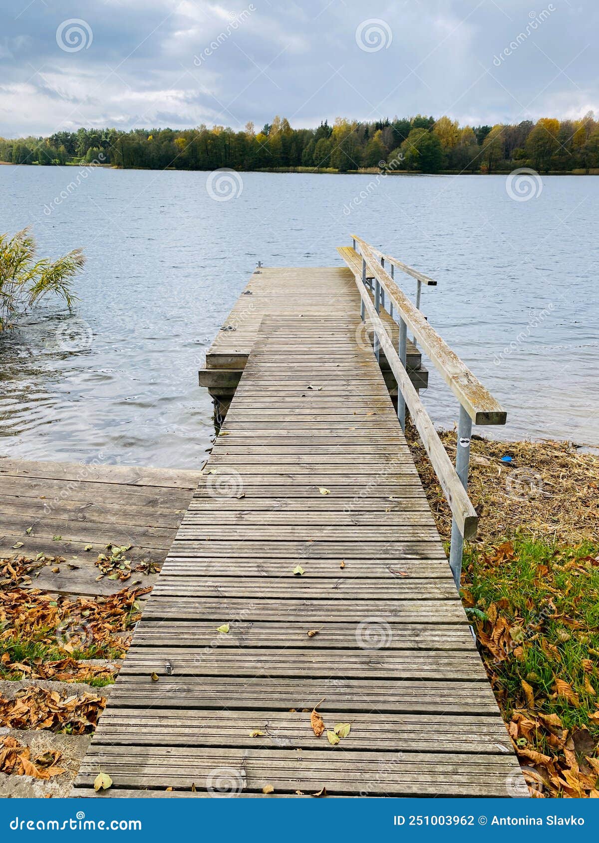 Muelle De Madera En El Lago Foto de archivo - Imagen de cubo, travieso ...