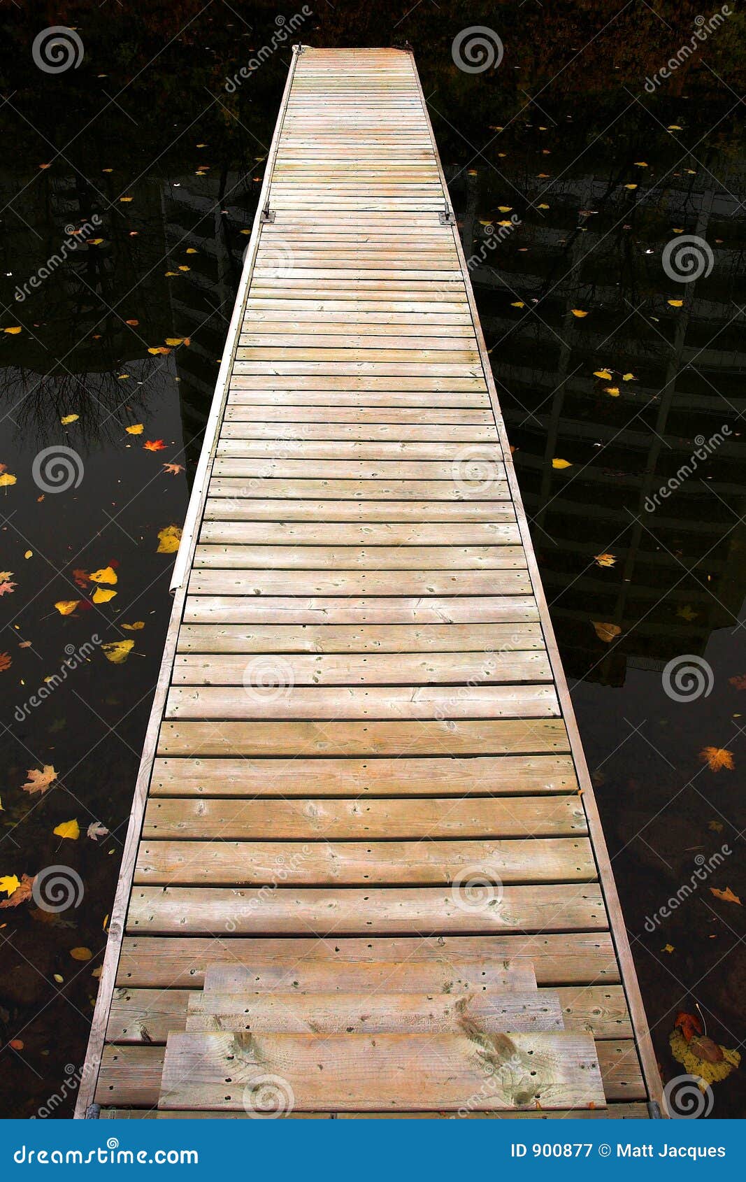 Muelle de madera largo imagen de archivo. Imagen de barco - 900877