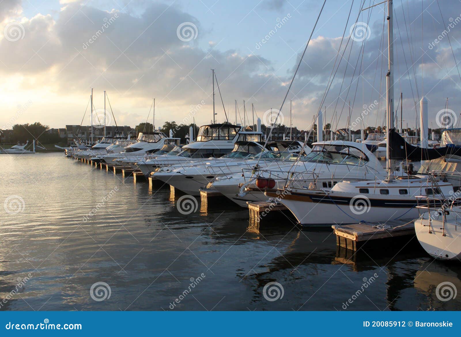 Muelle del barco foto de archivo. Imagen de atracado - 20085912