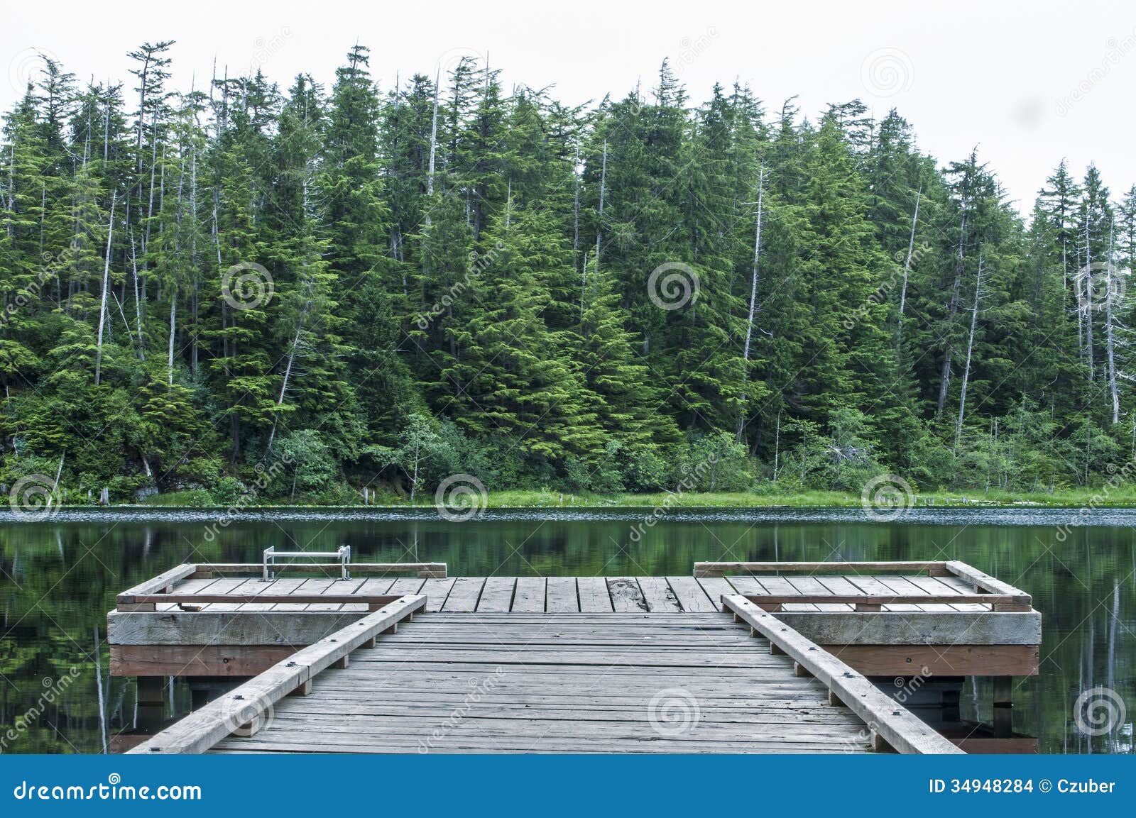 Muelle en el lago heart foto de archivo. Imagen de nublado - 34948284