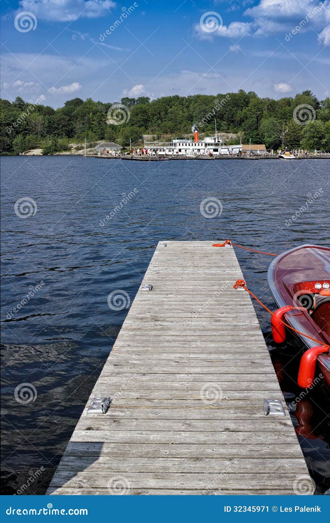 Muelle en el lago Muskoka imagen de archivo. Imagen de muelle - 32345971
