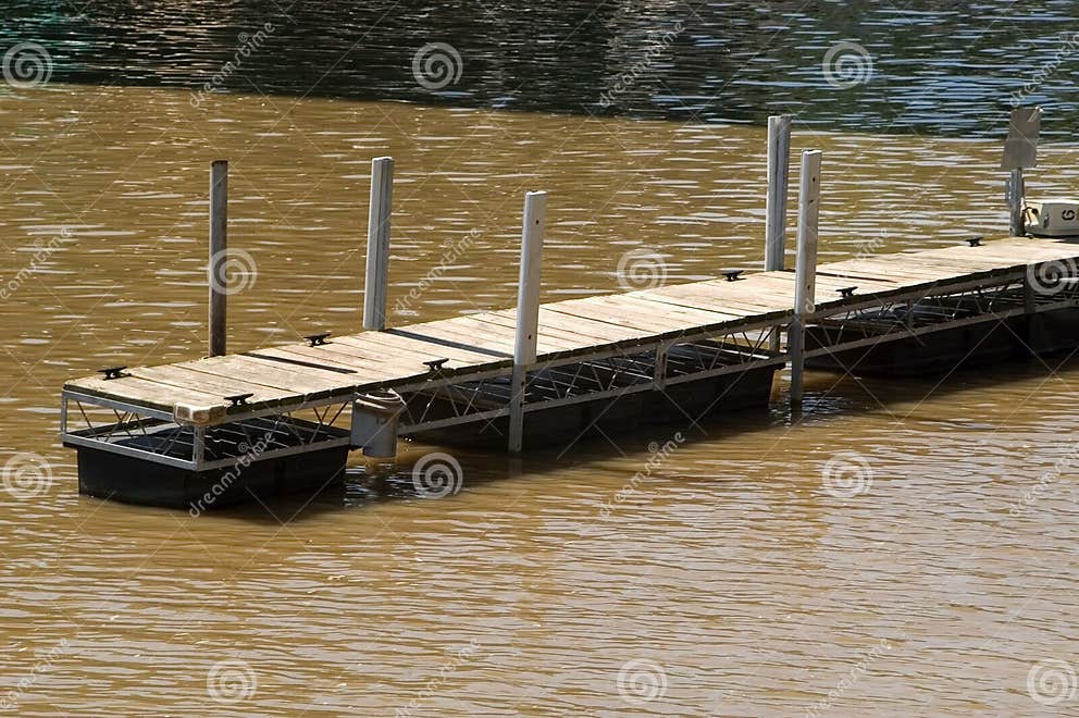 Muelle en el río imagen de archivo. Imagen de poste, flotador - 4745