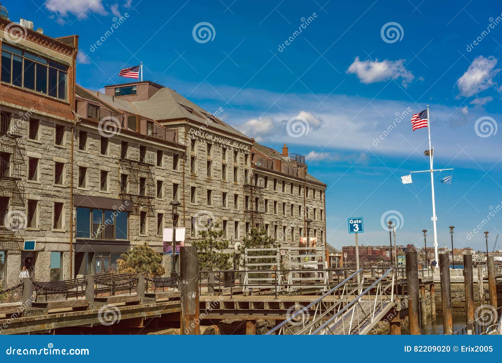 Muelle Largo Con El Bloque De Aduanas En Boston Imagen editorial ...