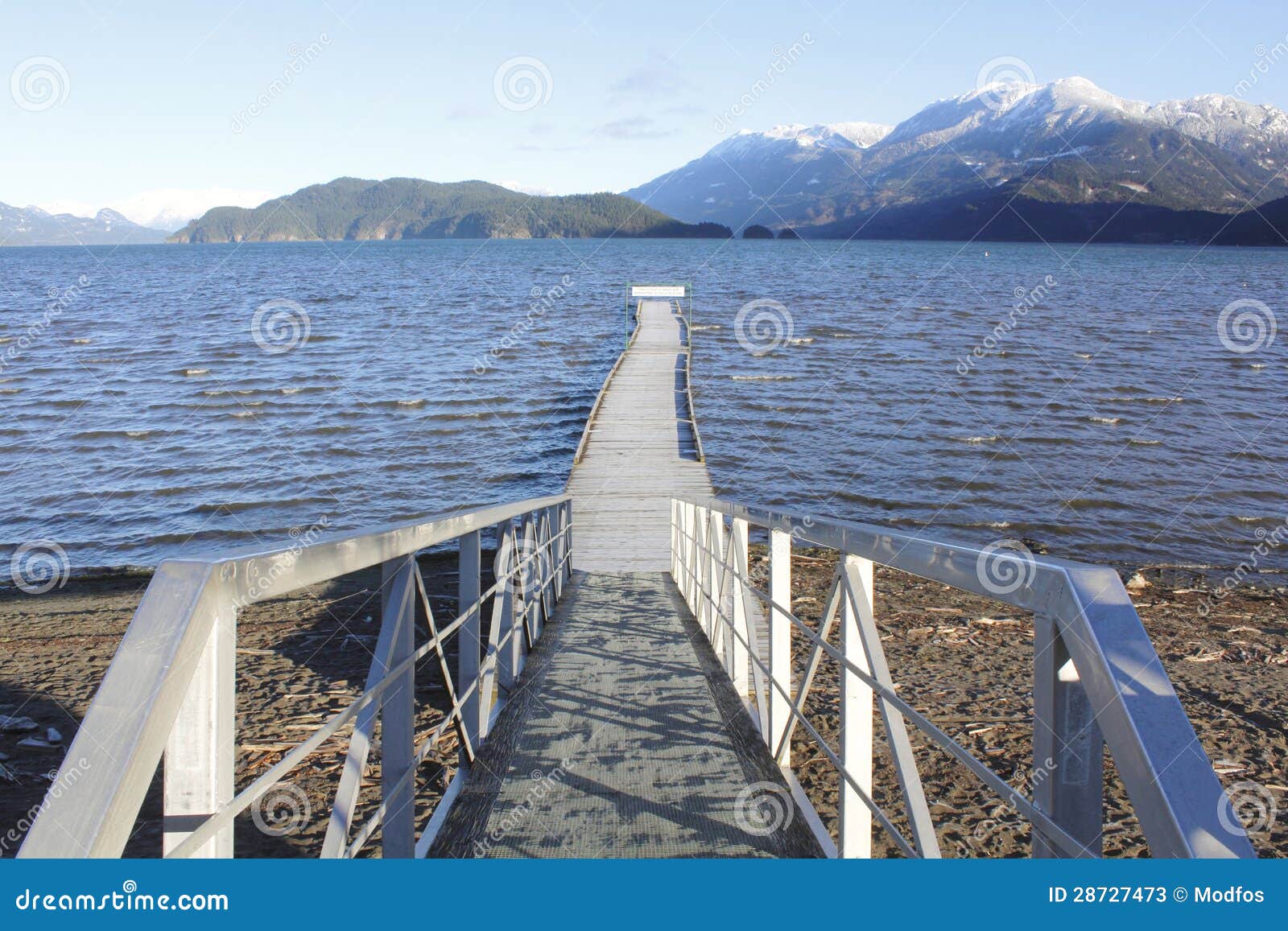 Muelle largo y estrecho imagen de archivo. Imagen de madera - 28727473