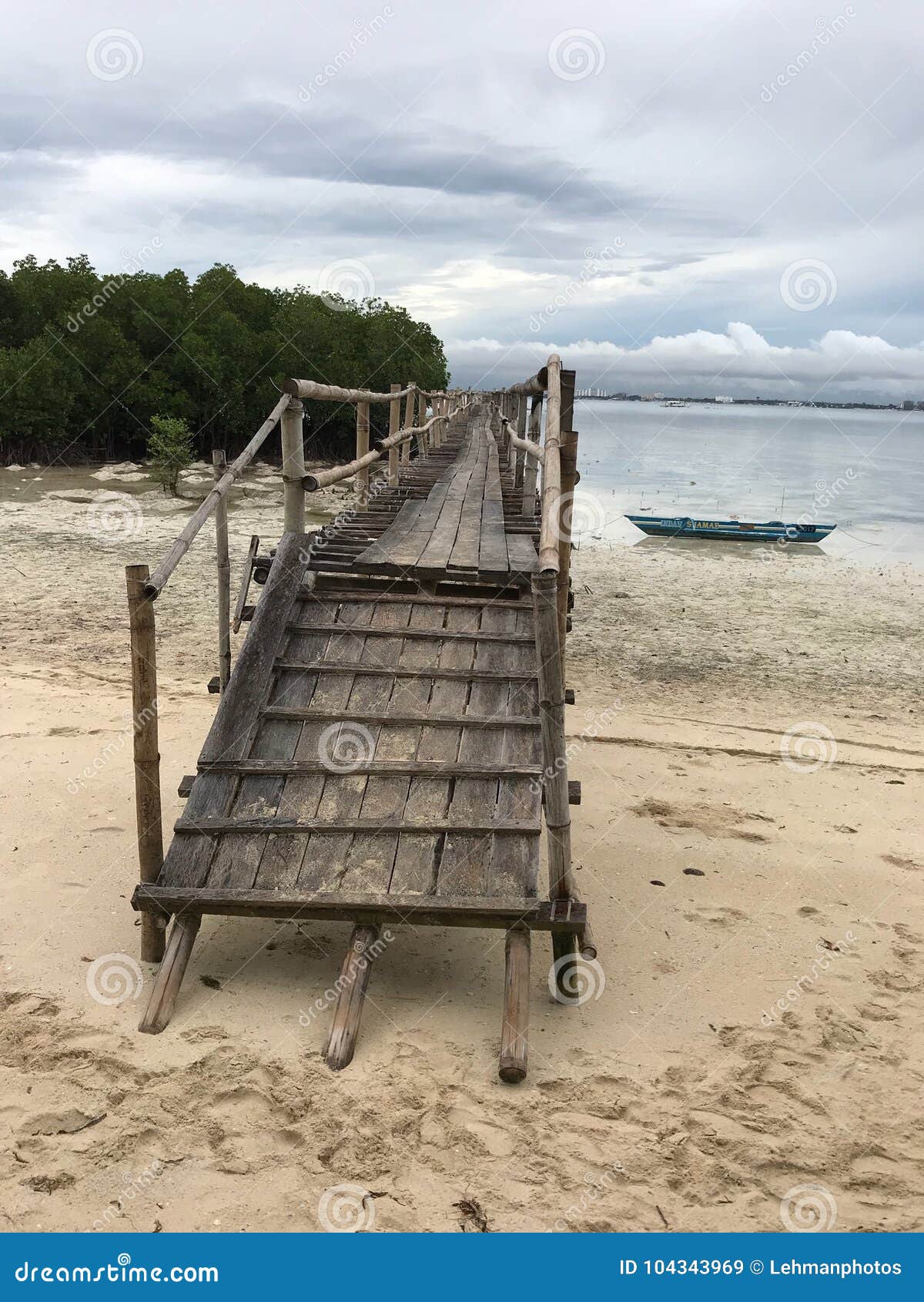 Muelle Y Barco En La Isla De Olango Imagen de archivo editorial ...