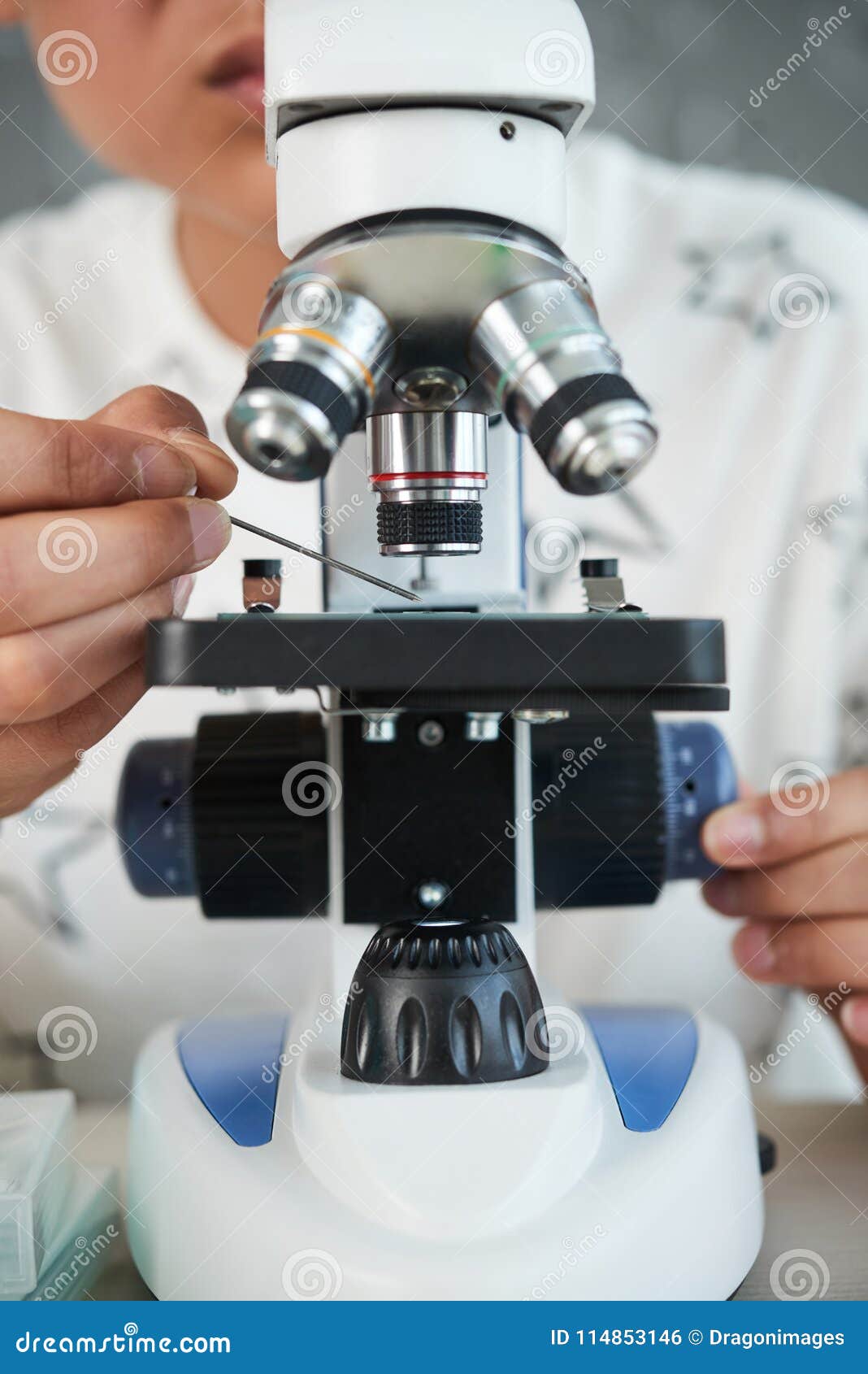 Muestra De Examen Con El Microscopio Moderno Foto de archivo - Imagen ...