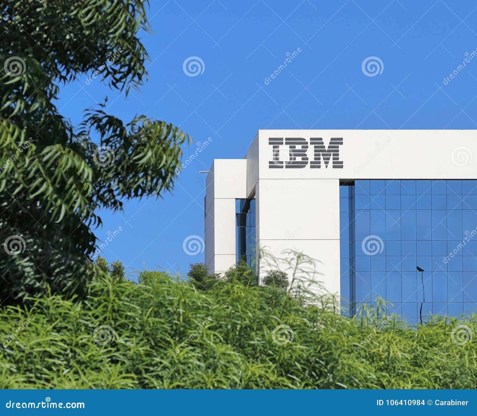 Muestra De IBM En El Edificio De Oficinas En Dubai Imagen de archivo ...