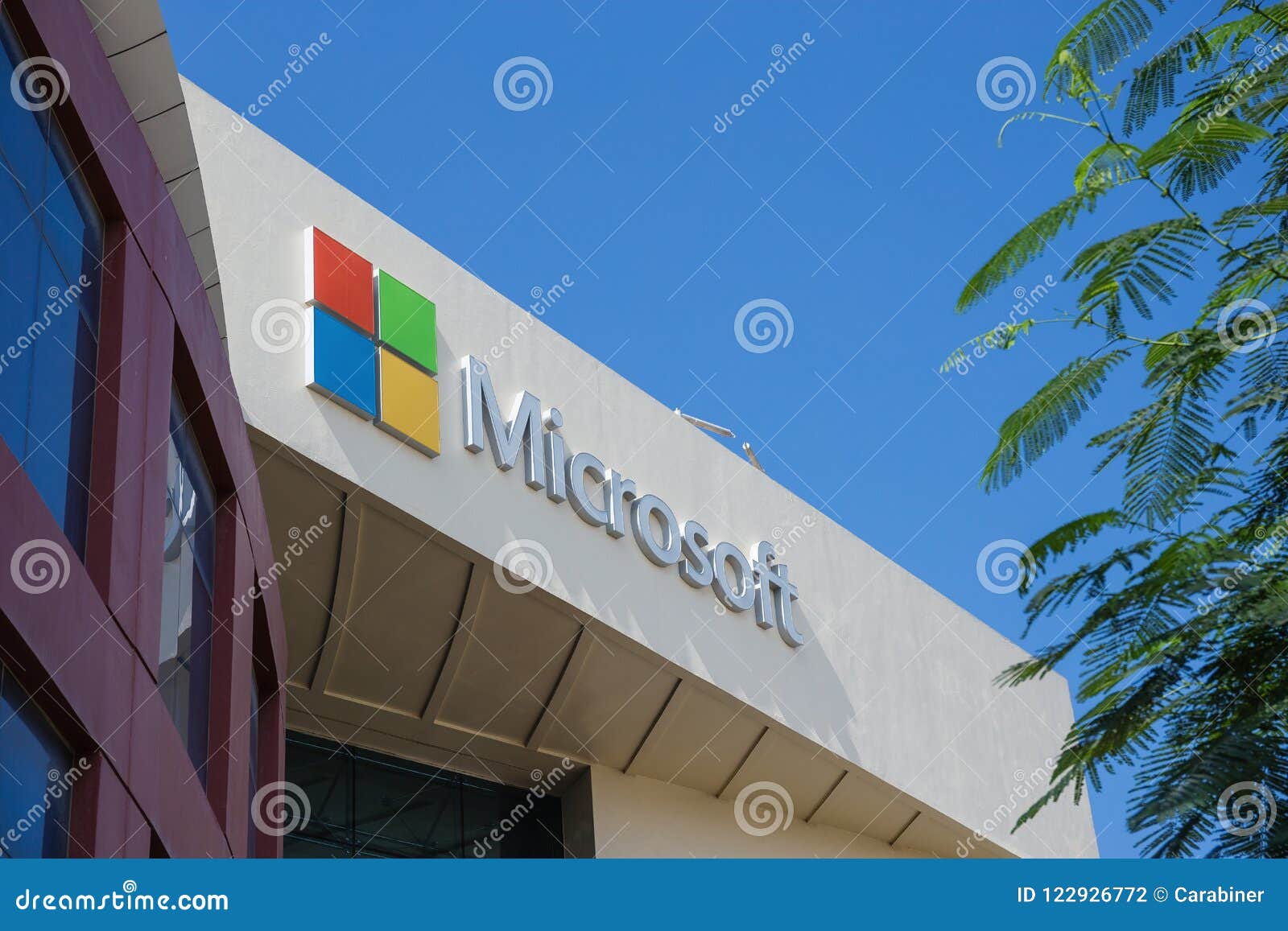 Muestra De Microsoft En El Edificio De Oficinas En Dubai Fotografía ...