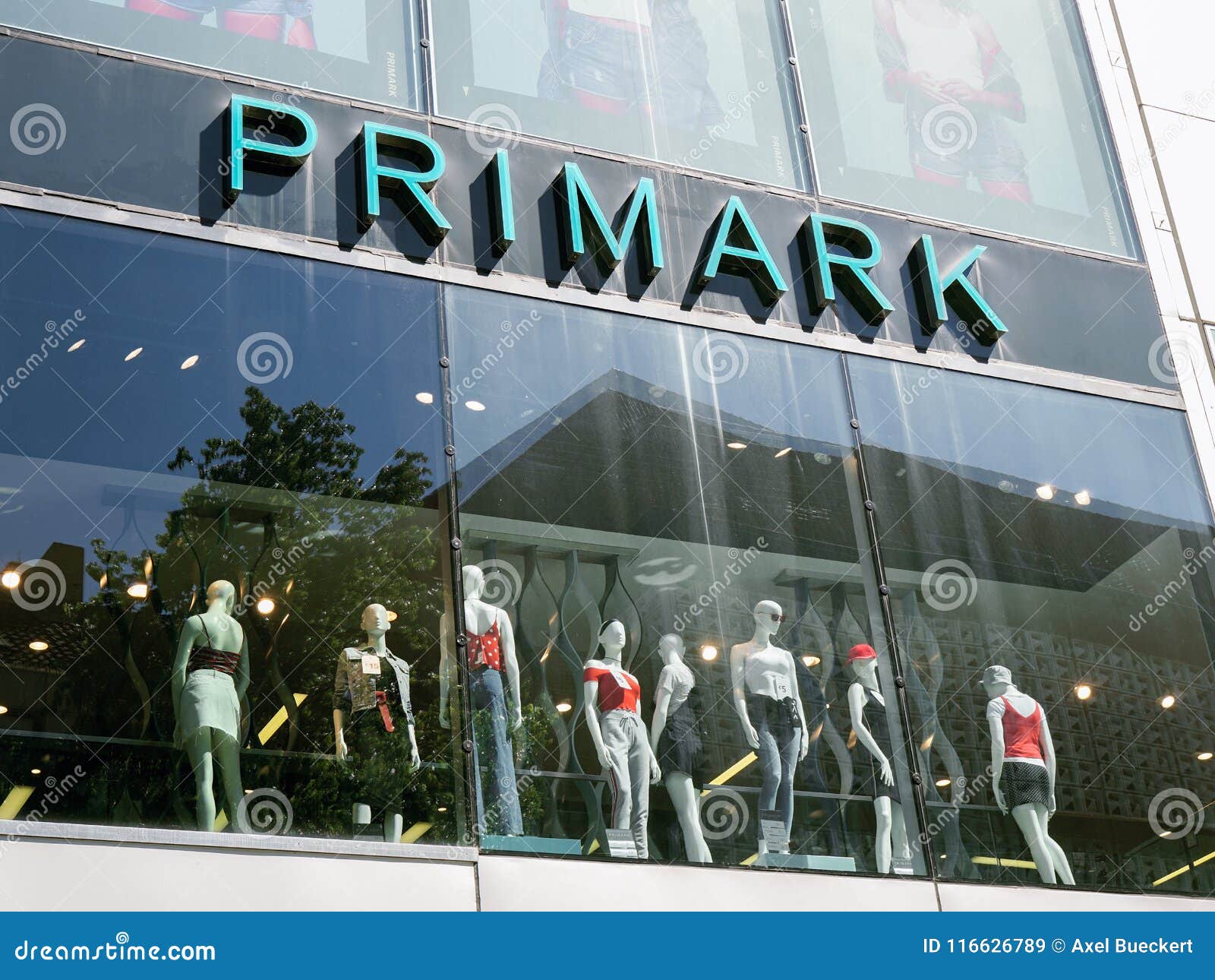 Muestra Del Logotipo De Primark En Escaparate Imagen de archivo ...