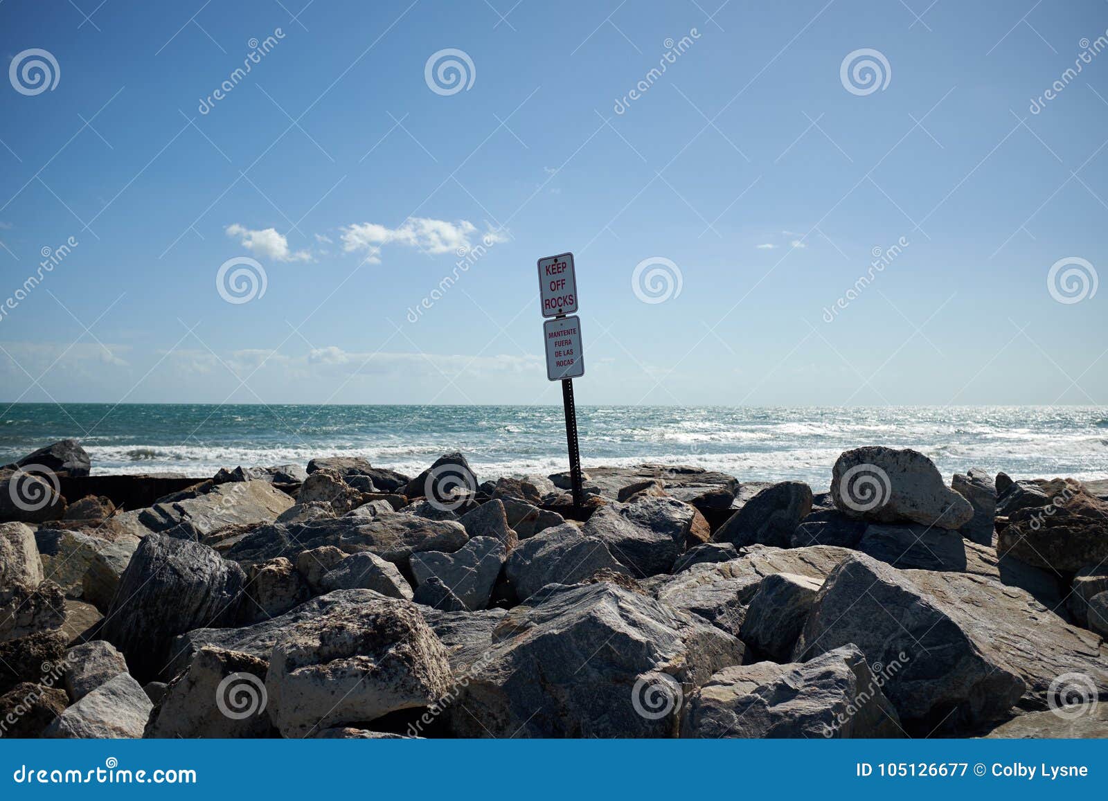 Muestra Preventiva En Un Rompeolas De La Roca Imagen de archivo ...