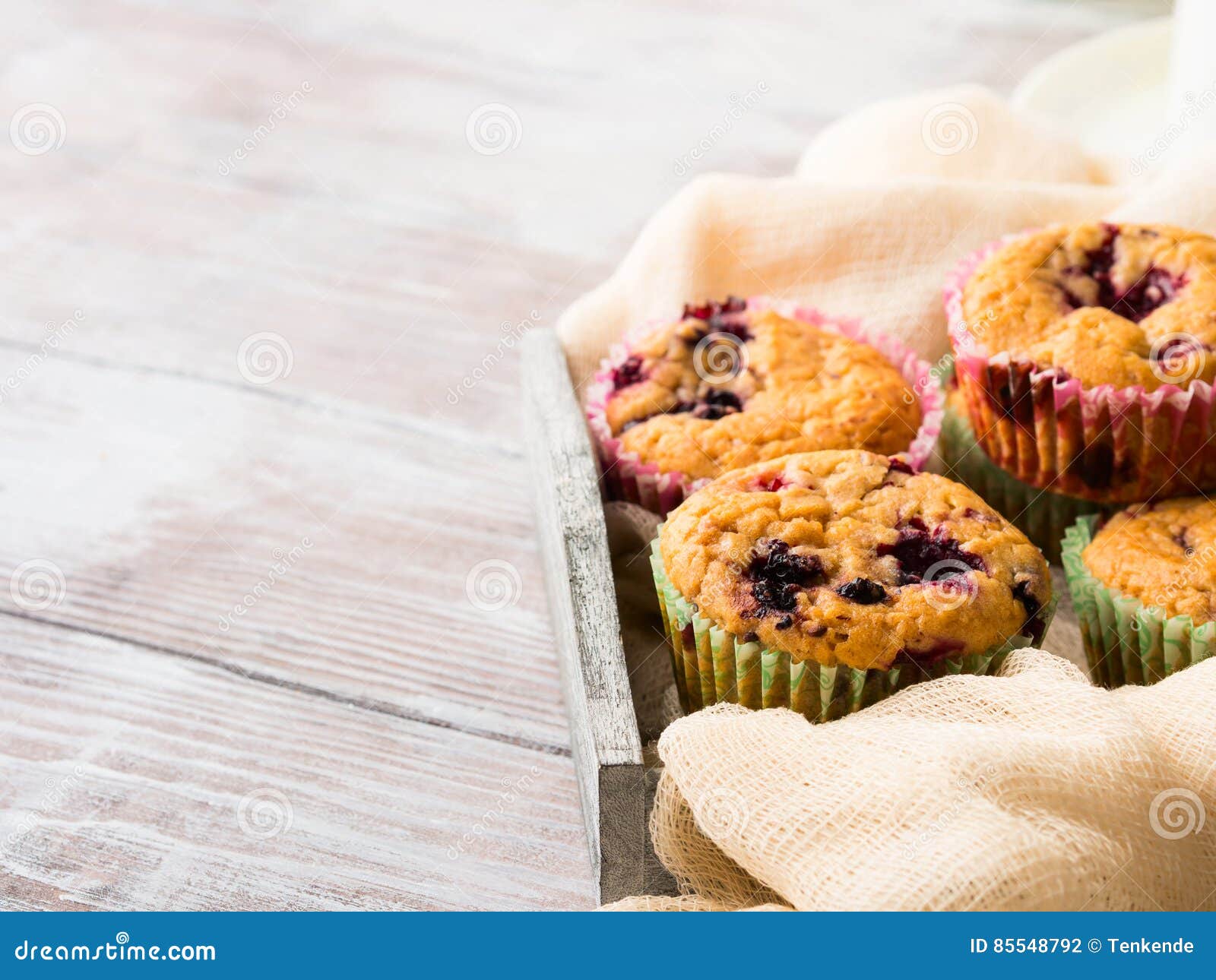 Muffin Della Bacca in Prima Colazione Di Legno Del Tovagliolo Del ... Muffin Della Bacca in Prima Colazione Di Legno Del Tovagliolo Del ...