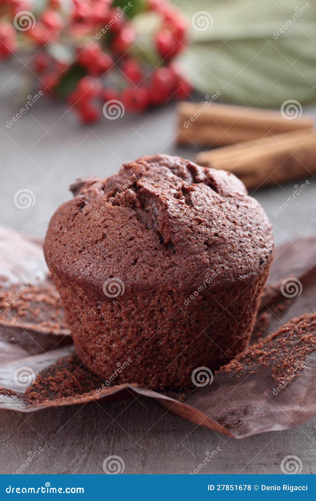 Muffin Die Met Chocolade Wordt Gevuld Stock Foto - Image of gebakje ...
