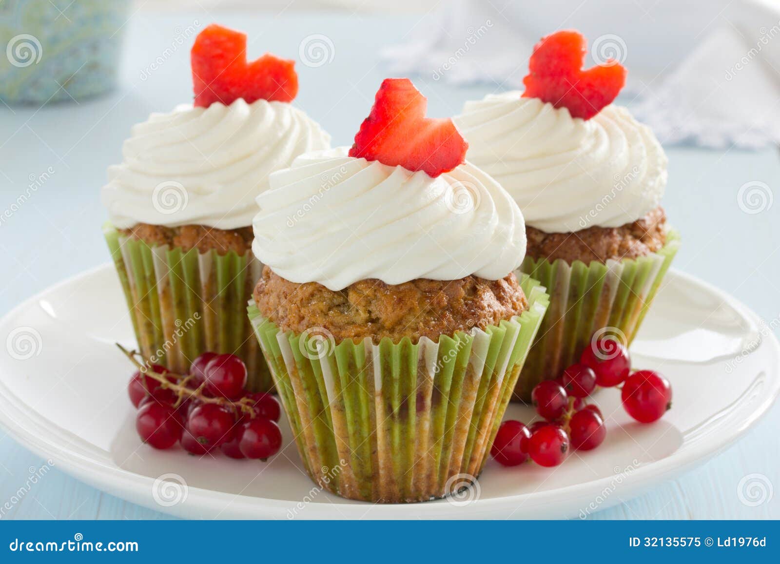 Muffins stockbild. Bild von leben, feld, kuchen, sahne - 32135575