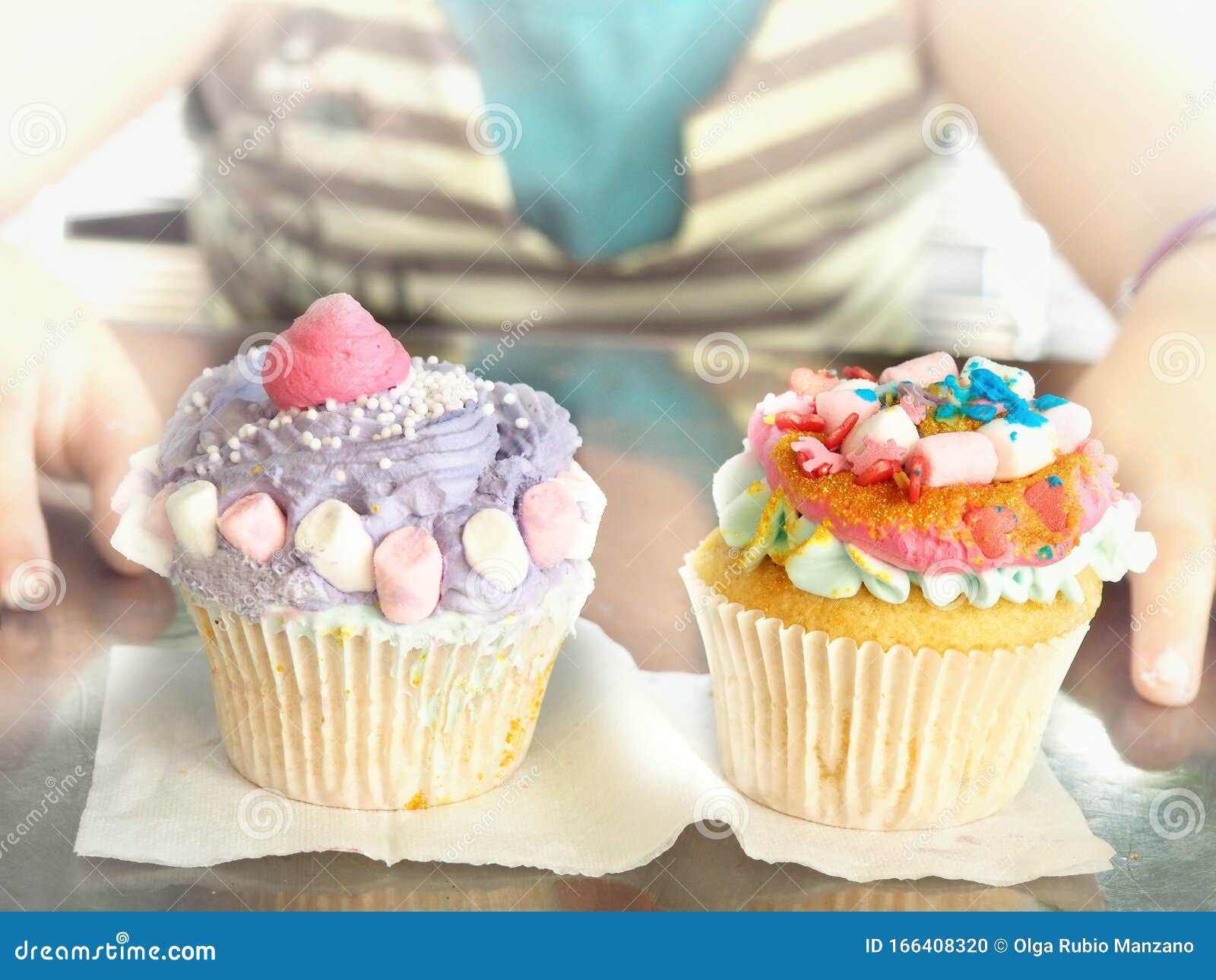 Muffins Decorados Con Hongos Y Caramelos Foto de archivo - Imagen de ...
