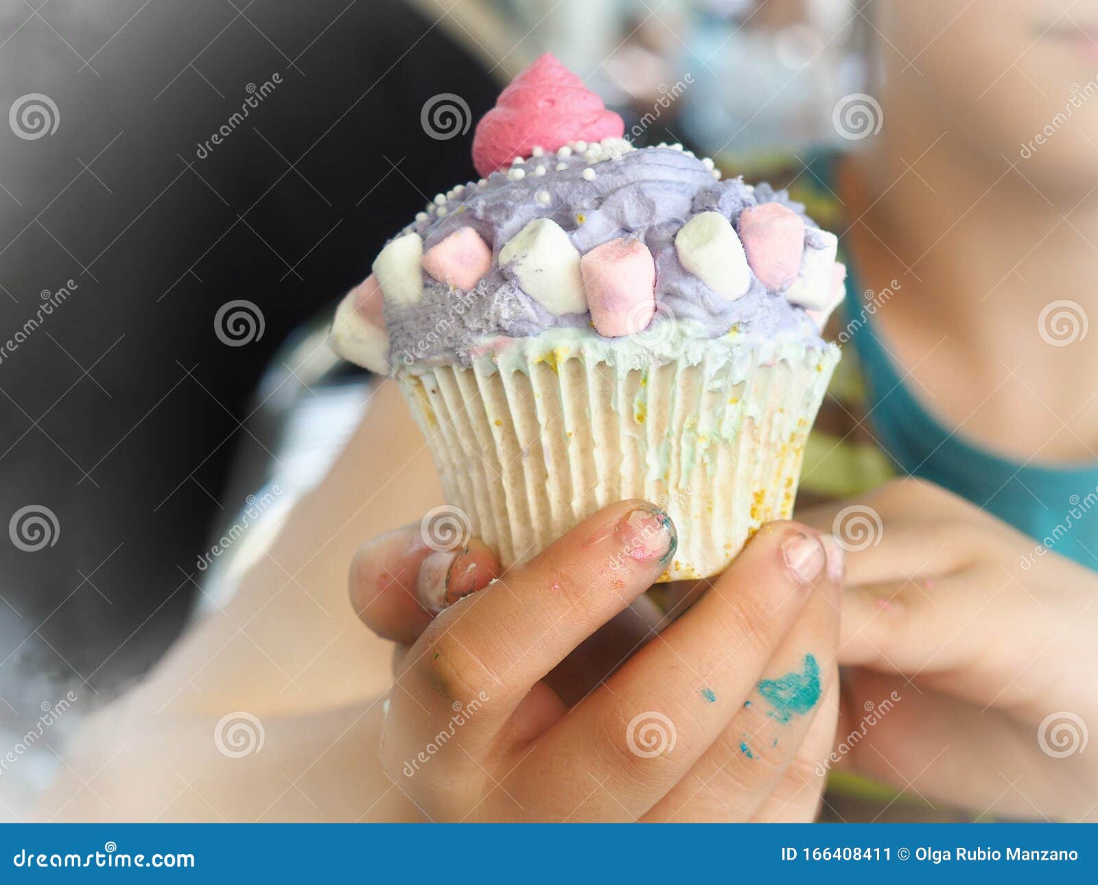 Muffins Decorados Con Hongos Y Caramelos Imagen de archivo - Imagen de ...
