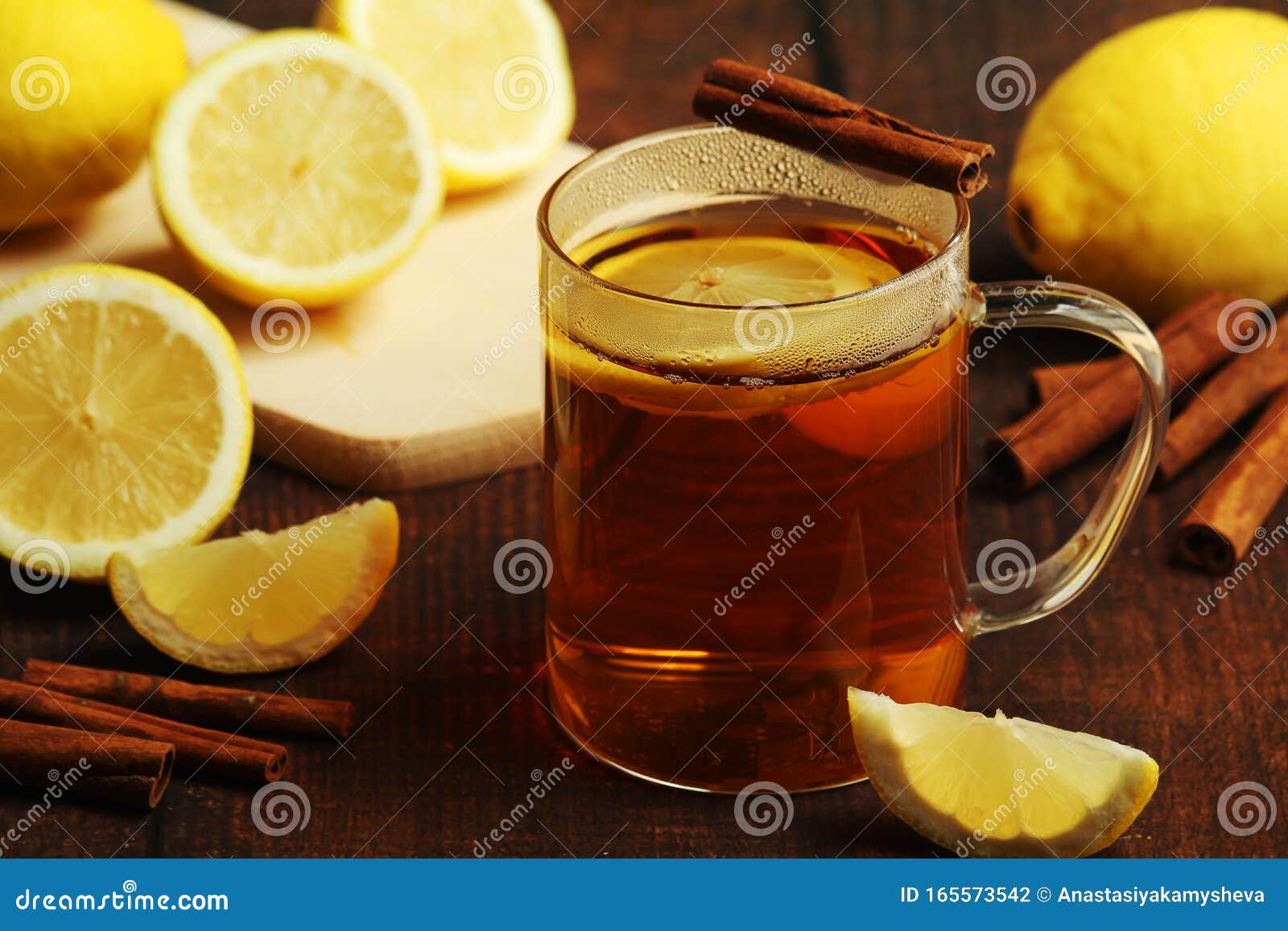A Mug with Hot Tea with Lemon and Cinnamon Sticks 库存照片 - 图片 包括有 透明, 可口 ...