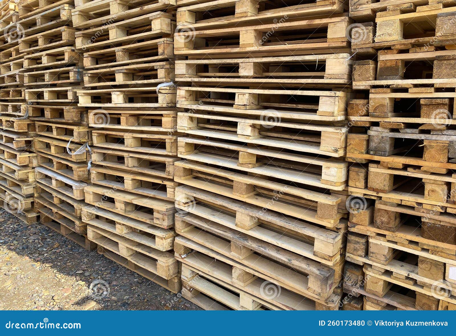 Muitas Paletes De Madeira. Pilhas De Paletes Foto de Stock - Imagem de ...