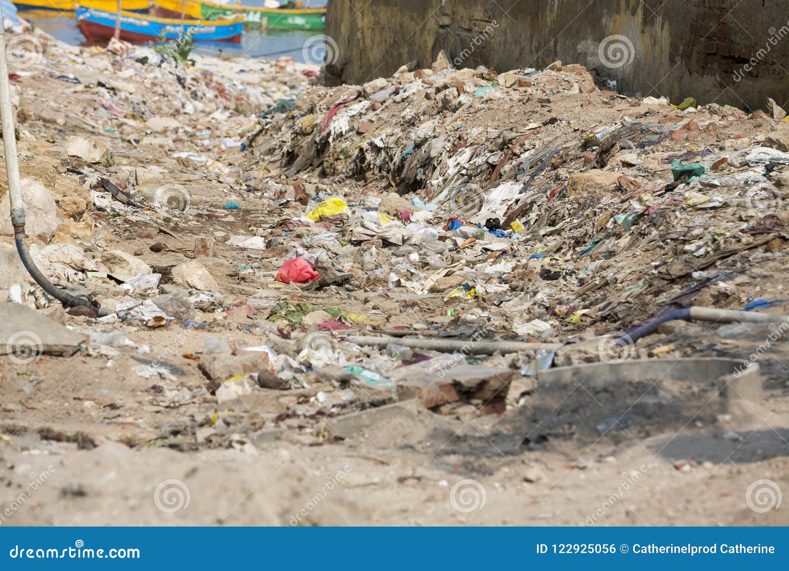 Muito lixo na rua foto editorial. Imagem de ecologia - 122925056
