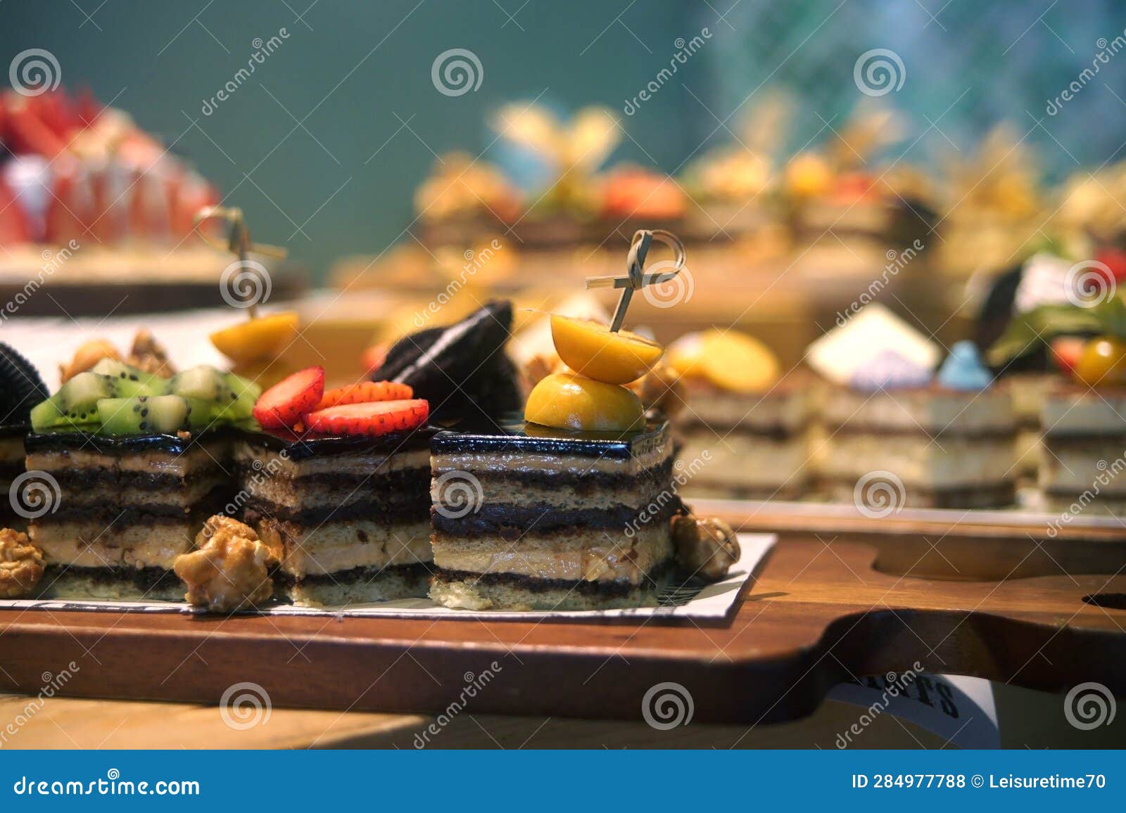 Muitos Tipos De Bolo Na Linha Do Buffet Foto de Stock - Imagem de ...