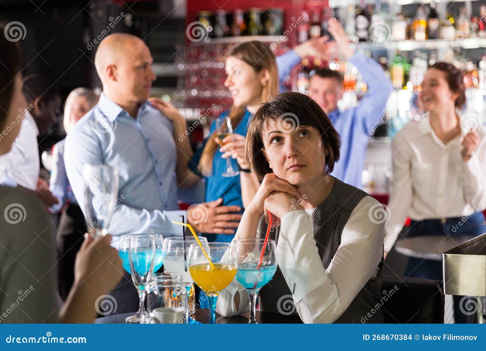 Mujer Aburrida En Una Fiesta Corporativa Foto De Archivo Imagen De Empresario Noche 268670384