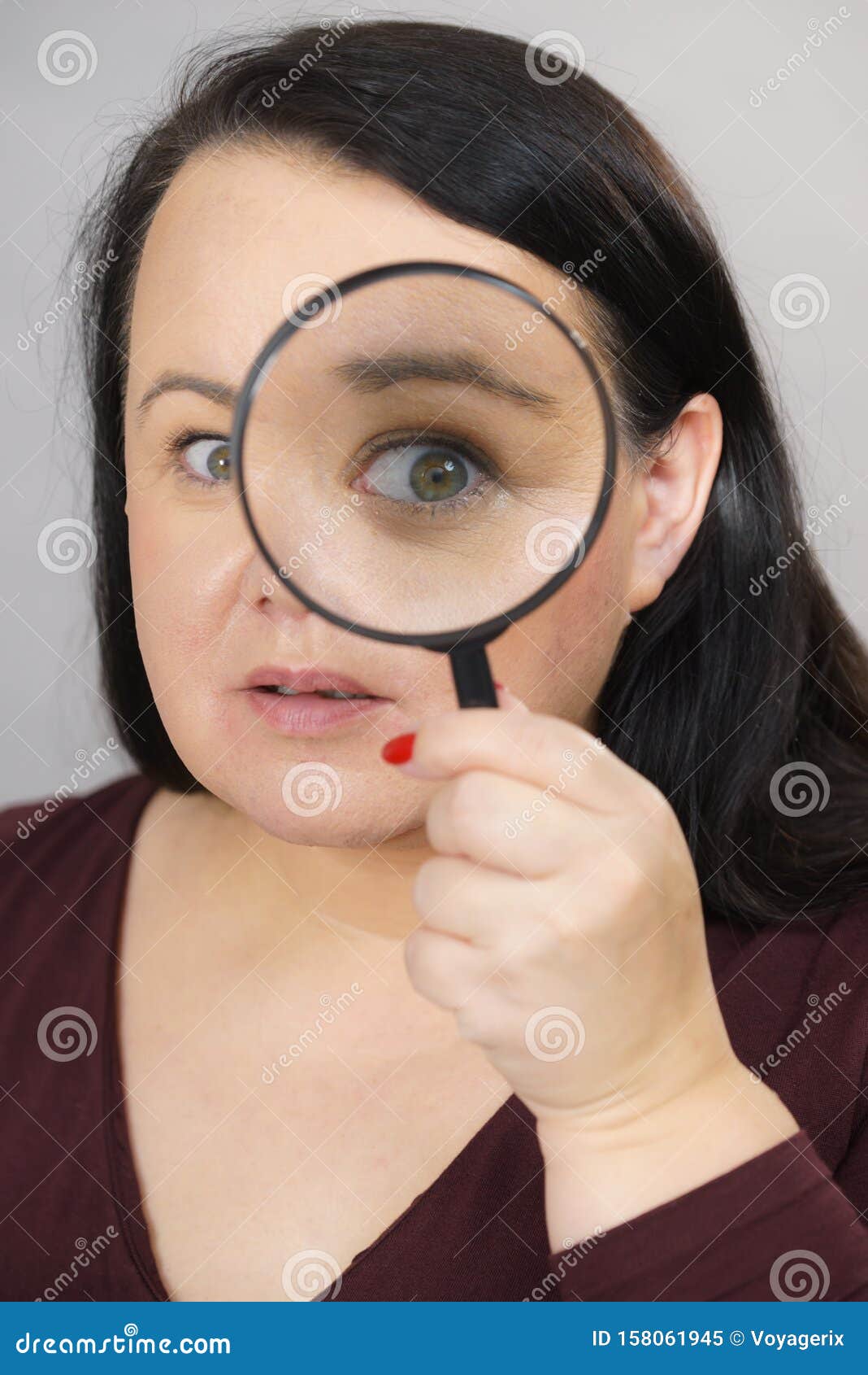Mujer adulta con lupa imagen de archivo. Imagen de mujer - 158061945
