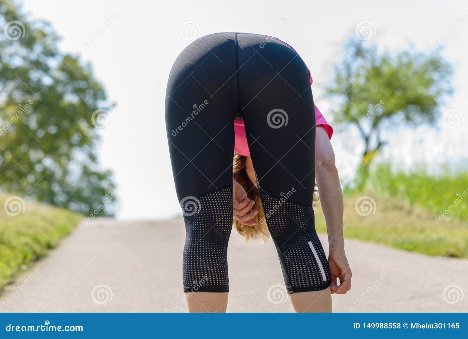Mujer Apta Atlética Que Dobla Encima Visto De Parte Posterior Foto De