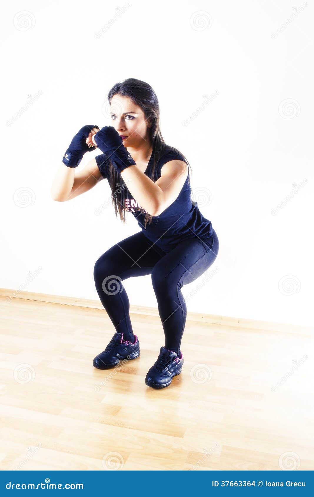 Mujer Apta Que Hace Posiciones En Cuclillas Foto de archivo - Imagen de ...