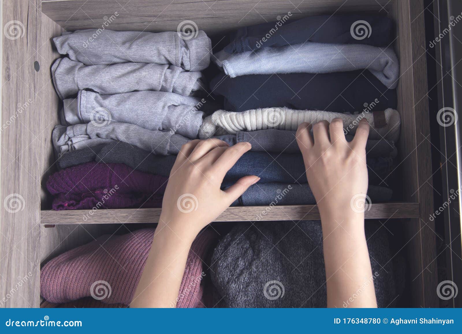 Mujer arregla ropa foto de archivo. Imagen de ropas - 176348780