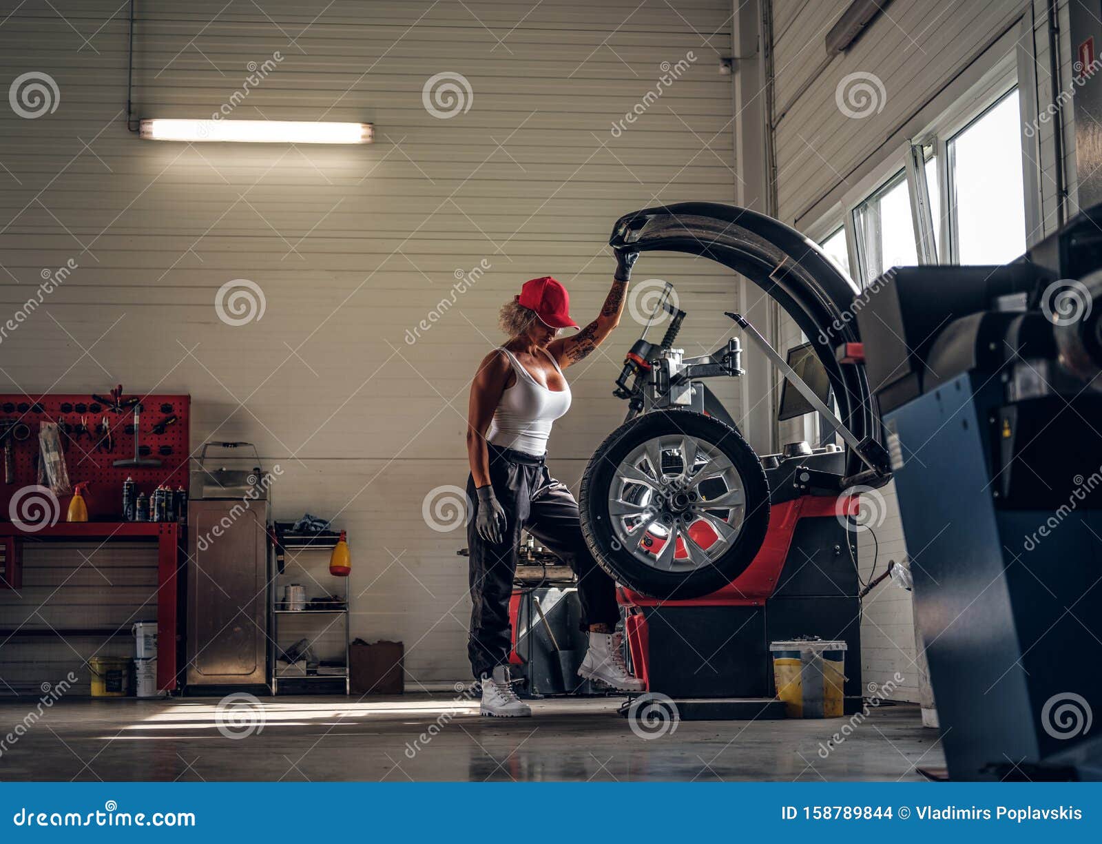Mujer Arreglando Parte De Un Auto Roto Foto de archivo - Imagen de ...