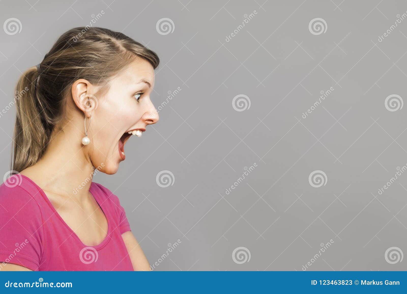 Mujer asustada imagen de archivo. Imagen de muchacha - 123463823