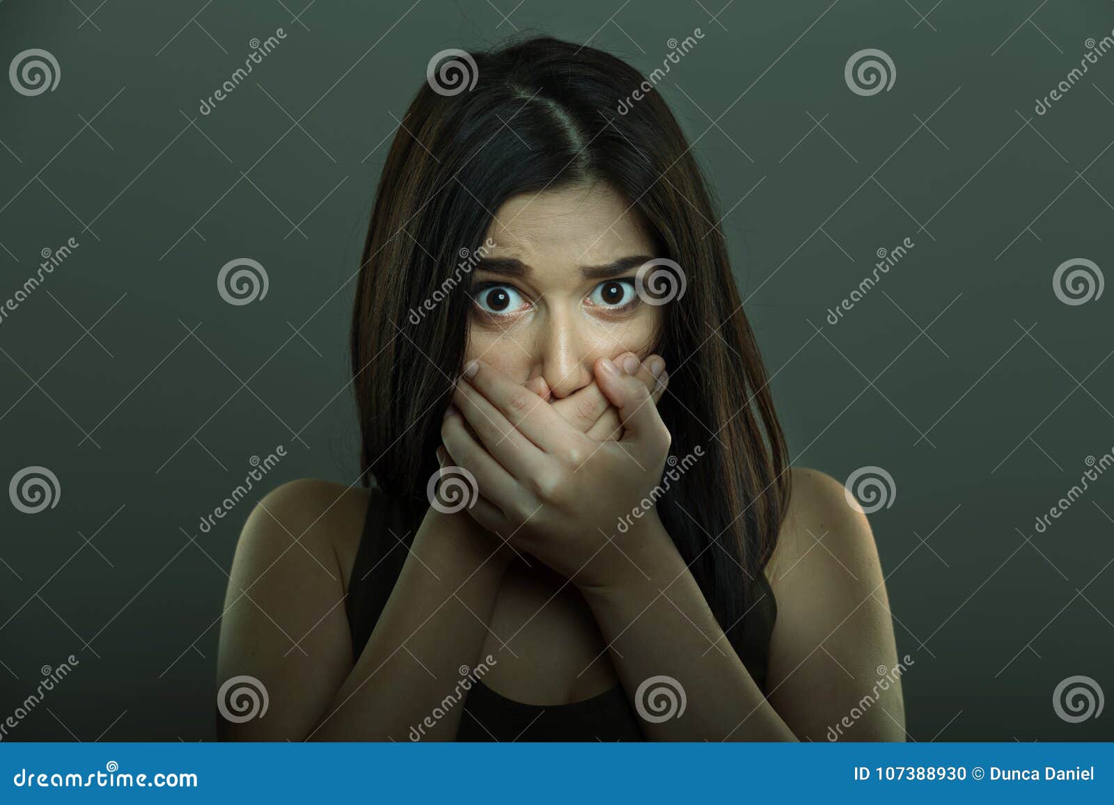 Mujer Asustada Con Las Manos Que Cubren La Boca Foto de archivo ...