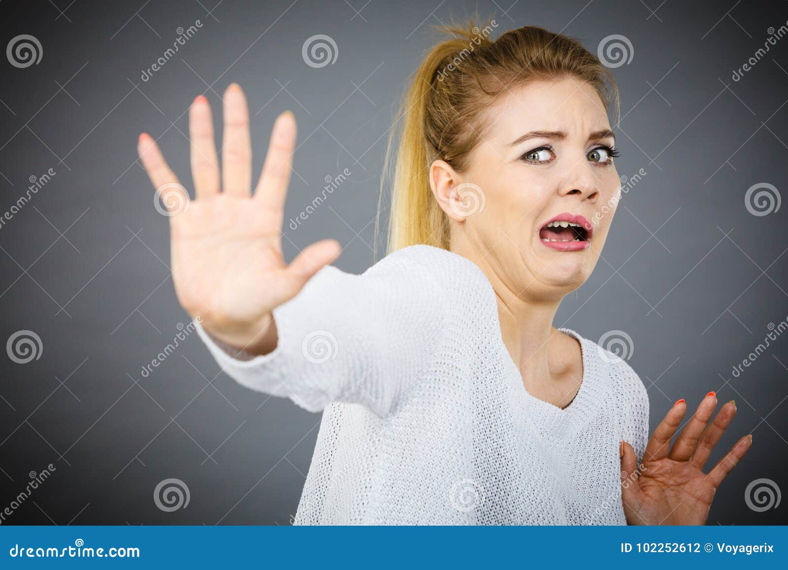 Mujer Asustada Que Gesticula Gesto De La Parada Con Las Manos Foto de ...