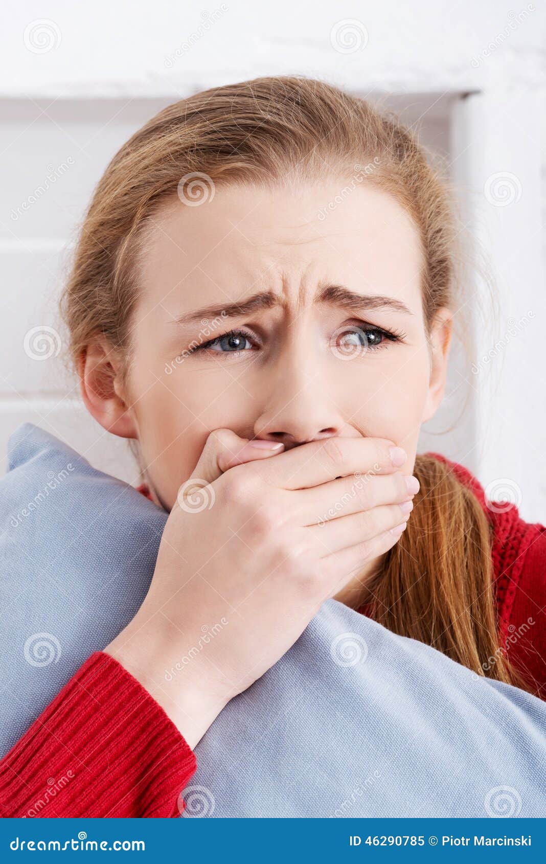 Mujer Asustada Que Sostiene Una Almohada Imagen de archivo - Imagen de ...